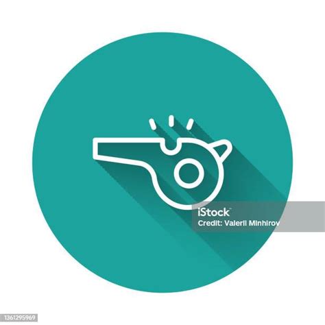 긴 그림자 배경으로 격리 된 화이트 라인 휘파람 아이콘 심판 기호 피트니스 및 스포츠 표지판 녹색 원 버튼입니다 벡터 강사에