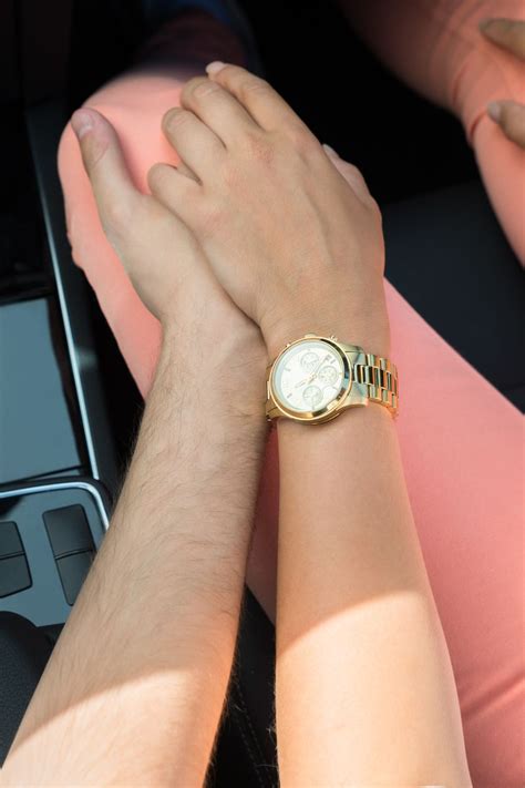 When He Puts His Hand On Your Thigh While Driving 10 Things It Means