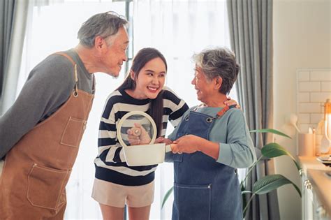 늙은 아시아 노인 은퇴 한 커플 긍정적 인 포옹 관계와 함께 점심 요리 웃음 미소 행복 함께 할아버지 도움 손 조수 아침 부엌