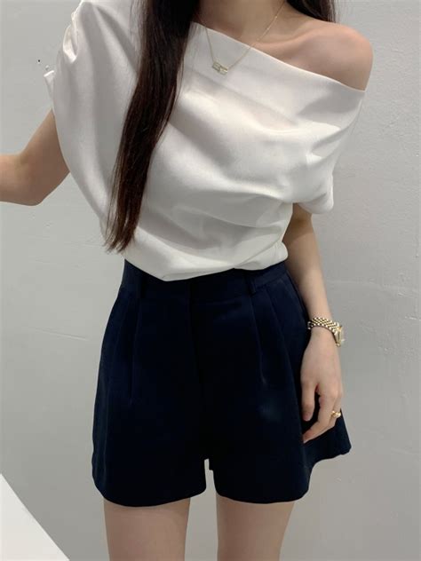 끌로에드 💛펄글로시💛몬트 실크 새틴 셔링 드레이프 오프숄더 민소매 캡소매 블라우스 3color 위시버킷