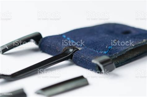 흰색 배경에 고립 된 깨진 파란색 바지 벨트 공간을 복사합니다 0명에 대한 스톡 사진 및 기타 이미지 0명 가죽 개인 장식품 Istock