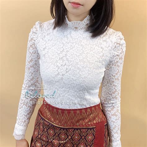 เสื้อลูกไม้สวยๆ ใส่กับผ้าถุง ผ้าซิ่น สีขาว ครีมอมเหลือง แขนยาว เสื้อลายลูกไม้ใส่ออกงาน Amx666