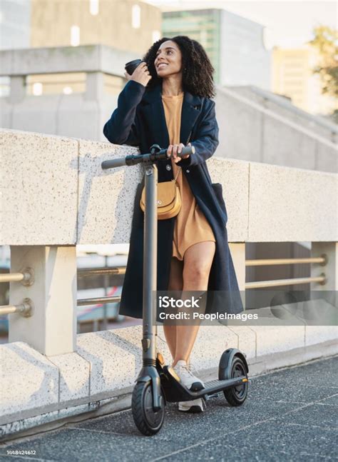행복한 흑인 여성 스쿠터 및 도시 거리 또는 지하철에서 커피 미소 및 야외 활동을 즐길 수 있습니다 전기 자동차 운송 또는 지속 가능한 여행 모험 및 탄소 중립 여행