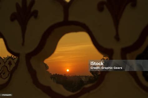 오렌지 하늘에 강한 어스름한 일몰과 구름의 화려한 풍경 에 대한 스톡 사진 및 기타 이미지 Istock