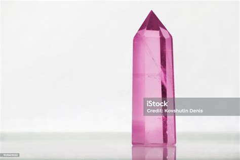 흰색 바탕에 석 영 옥수의 대형 분명 좋은 로얄 크리스탈 색상의 라일락 핑크 그늘과 가까이 분홍에 대한 스톡 사진 및 기타 이미지 분홍 옥수 0명 Istock