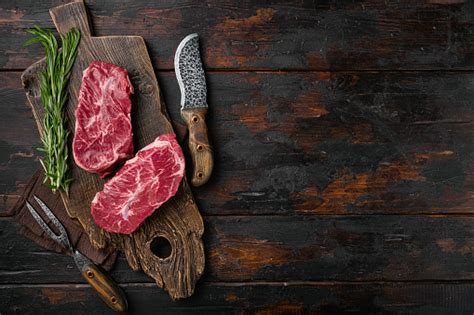고추와 함께 대리석 쇠고기의 톱 블레이드 스테이크 오래된 어두운 나무 테이블 배경 평면도 플랫 레이 텍스트를위한 복사 공간 고추류에 대한 스톡 사진 및 기타 이미지 Istock