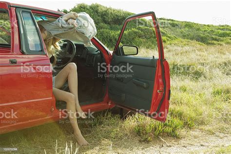 Photo Libre De Droit De Jeune Fille Se Déshabiller En Voiture Banque Dimages Et Plus Dimages