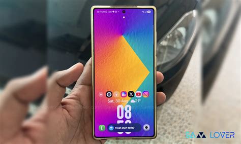 One Ui 8 Beta Causes Strange Lock Screen Clock And Widget Overlapping