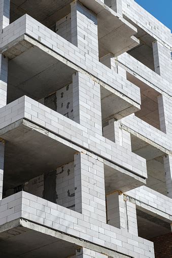 Pembangunan Sebuah Gedung Apartemen Struktur Beton Monolitik Dan Blok