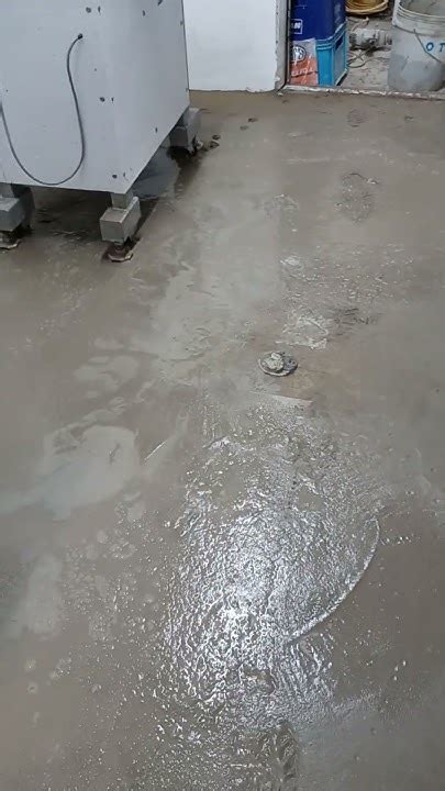 지붕에서 식당바닥으로 쏟아지는 빗물을 빗물받이를 설치하여 배관을 연결시켰고 바닥에 있는 우수관을 찾아내 연결하고 바닥주꾸미 몰탈