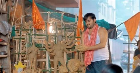 Devi Geet सिंगर अरविंद अकेला कल्लू बने मूर्तिकार बनाई मां दुर्गा की प्रतिमा वीडियो हो गया