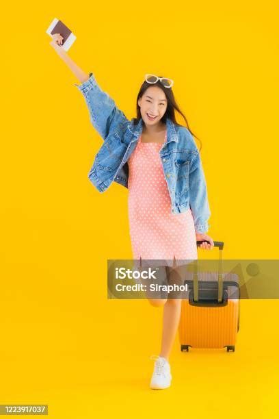 여권과 탑승권 티켓이있는 수하물 여행 가방을 가진 초상화 아름다운 젊은 아시아 여성 가방에 대한 스톡 사진 및 기타 이미지 가방 관광 관광객 Istock