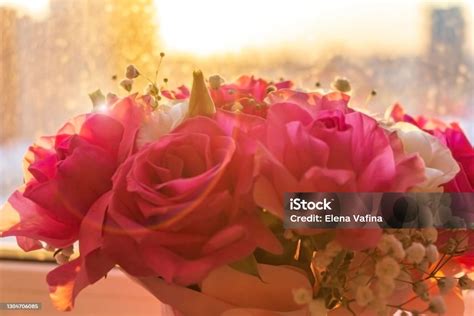 공예 용지에 신선한 놀라운 흰색과 분홍색 장미의 꽃다발 마더 발렌타인 데이 생일 또는 결혼식을위한 선물로 아름다운 꽃 닫습니다