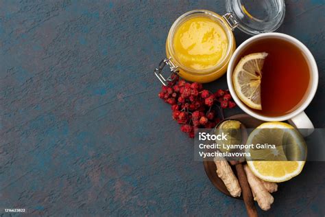 레몬 꿀과 생강과 뜨거운 차 어두운 나무 배경 한 잔 상단보기 모형 플랫 레이 계절 질병 예방 복사 공간이 있는 배경입니다 감기와 독감에 대한 스톡 사진 및 기타 이미지