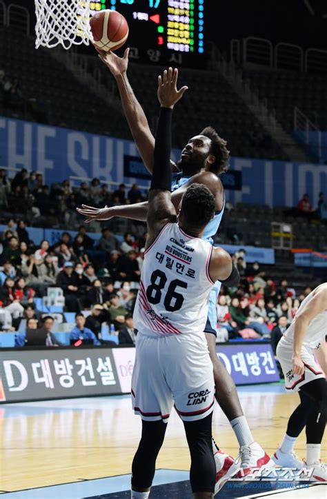 포토 오누아쿠 먼로 제치며 슛 네이트 스포츠