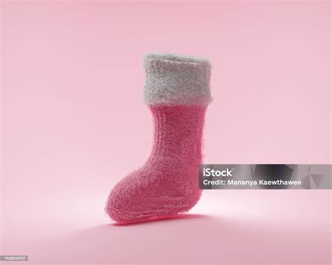 겨울 휴가 인사말 카드 스튜디오에서 모형을 위해 파스텔 핑크 배경 초록에 새해 복 많이 받으세요와 메리 크리스마스 양말의 귀여운 3d 렌더링 일러스트레이션 크리스마스 장식