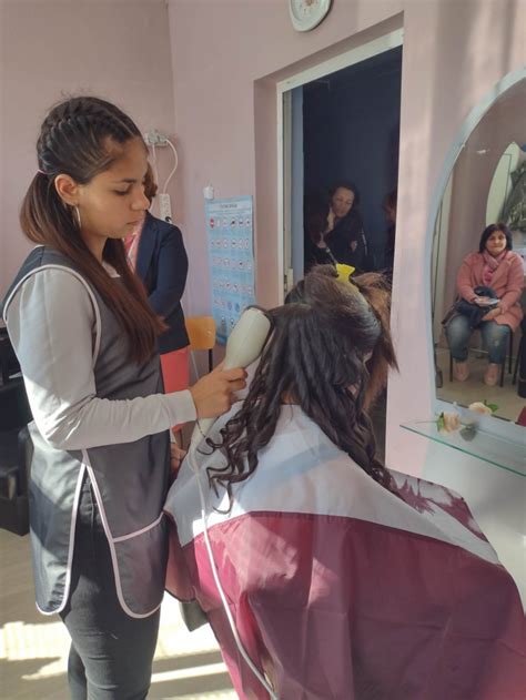 Училище има модерен фризьорски салон за обучения