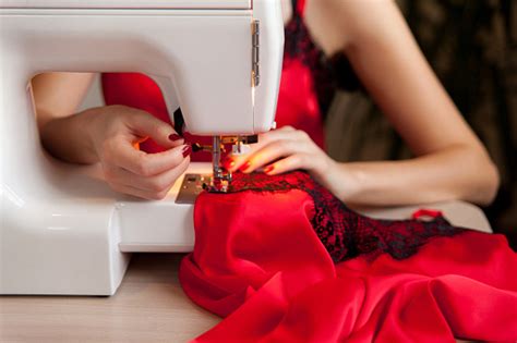 여성 봉 제 기계에 손 실크 란제리 만드는 과정 재 봉사 일 닫습니다 빨강에 대한 스톡 사진 및 기타 이미지 빨강 재봉틀 공예 Istock