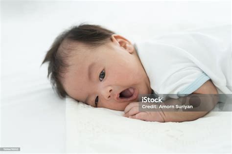 하얀 침대에 담요를 깔고 자고 있는 갓난아기 하얀 침대에 누워 있는 아기 엎드린 자세로 자고 있는 아시아 신생아 아시아 유아 1개월에 대한 스톡 사진 및 기타 이미지