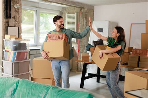 새 아파트에서 골판지 상자를 들고 하이파이브를 하는 행복한 커플 2명에 대한 스톡 사진 및 기타 이미지 2명 가구 가정 생활 Istock