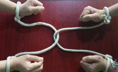 团队解绳结游戏双人解绳结游戏规则及详细图解方法 人人秀互动营销平台 rrx cn