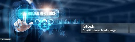 Hr을 만지는 사업가 인적 자원 네트워크 연결 및 직원 참여 개념 이는 기술과 인적 자본 즉 조직의 성공을 위한 Hr 프로세스 간의 시너지 효과를 의미합니다 0명에 대한