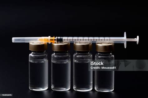 백신 보툴리눔 독소 및 인슐린 앰플 개념 테마와 유리 바이알 주사기 옆에 투명 한 액체와 검은 배경에 격리 된 피하 바늘 감기와 독감에 대한 스톡 사진 및 기타 이미지