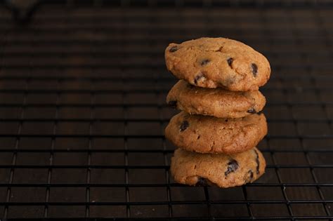 어두운 나무 테이블 위의 검은 냉각 와이어 랙에 쌓인 초콜릿 칩 쿠키 사진을 클로즈업합니다 가정 생활에 대한 스톡 사진 및 기타 이미지 Istock