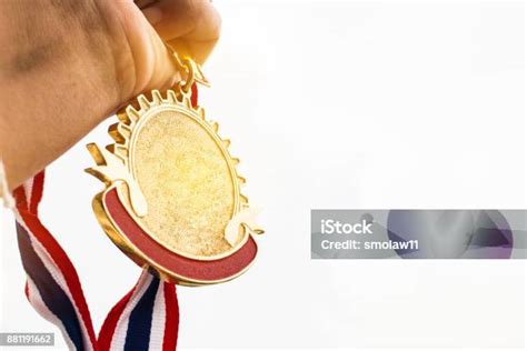 승자가 손을 잡고 챔피언과 상 개념 그들의 비즈니스와 함께 팀 성공 위한 건물 배경 흐림에 황금 메달 Championship에 대한 스톡 사진 및 기타 이미지 Istock