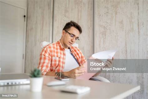 한 남자 백인 남성 사업가 사무실 책상에서 일하다 클립 보드를 잡고 20 24세에 대한 스톡 사진 및 기타 이미지 20 24세 20 29세 계약서 Istock