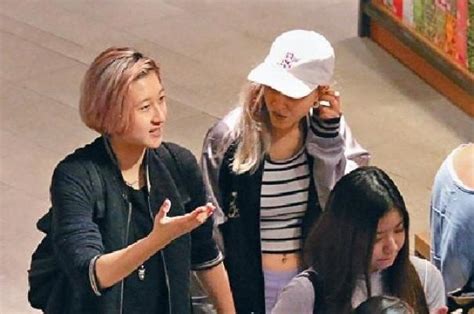 吴卓林和女友人同居 牵手搂抱很亲密