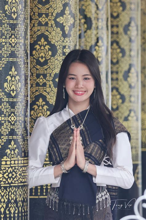 Teng ສາວຫລວງພຣະບາງ ສະມ້າຍຄ້າຍຄື ຕ່າຍ ອໍຣະໄທ ຕອນເປັນສາວ 😁 ທີ່ ວັດໃໝ່ ສຸວັນນະພູມມາຣາມ