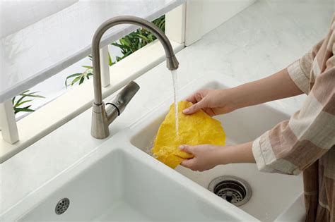 부엌 싱크대에서 수돗물로 밀랍 음식 랩을 씻는 여성 옷장 0에 대한 스톡 사진 및 기타 이미지 0 가리기 가정 주방 Istock