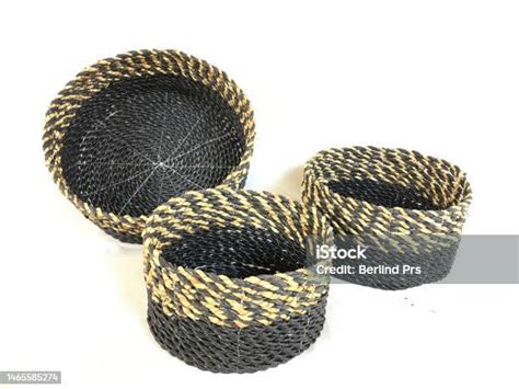 제품 사진을 위해 흰색 배경에 Pandanus 냄새 또는 향기로운 스크류 파인으로 만든 손잡이가 있는 검은색과 자연스러운 색상의 바구니 짜기 0명에 대한 스톡 사진 및 기타