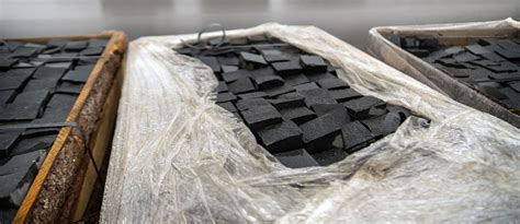 비가 오는 배경 속에는 사각형 화강암 포장 돌 클러스터가 탄력 있게 서 있어 자연과 건축의 상호 작용을 구현하고 단순함과 인내의