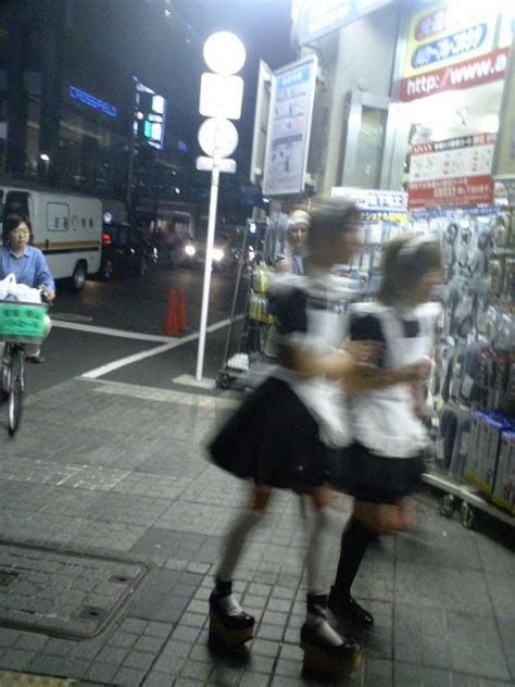 裏庭映画保存会 On Twitter 06年位のアキバ。街中にメイドが増えアキバの風景に溶け込み始めた頃。駅前の客引きが容認されてた