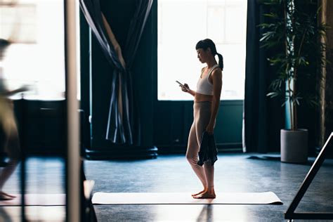 운동 전에 휴대 전화를 사용하는 심각한 여성â 운동 매트에서 훈련 여자에 대한 스톡 사진 및 기타 이미지 여자 한 명의 여자만 요가 Istock