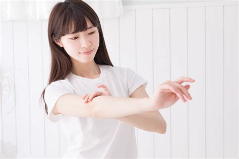 무료 이미지 소녀 피부 어깨 아름다움 관절 턱 팔꿈치 말뿐인 근육 다리 손가락 몸짓 귀 앞머리 갈색