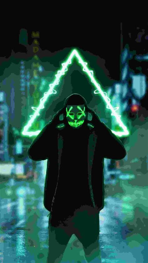 پسری با ماسک خندان سبز