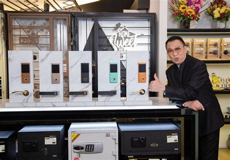 HDB Fire Rated Main Door Factory Selling KEYWE EPIC And Samung Digital Lock For Veneer And