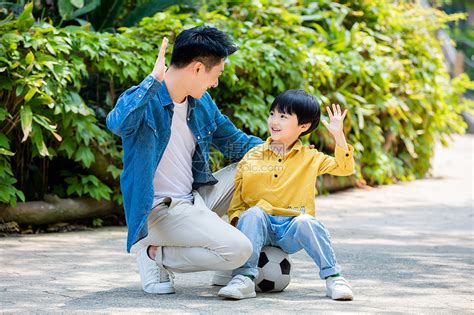 父子户外嬉戏高清图片下载 正版图片501273699 摄图网
