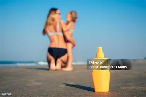 배경에있는 해변에 자외선 차단제가있는 오렌지색 병 어머니와 딸 2 3 살에 대한 스톡 사진 및 기타 이미지 2 3 살 2명 30 34세 Istock