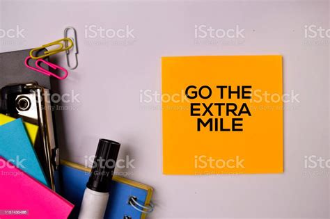 흰색 배경에 고립 스티커 노트에 여분의 마일을 이동합니다 0명에 대한 스톡 사진 및 기타 이미지 0명 개념 개선 Istock