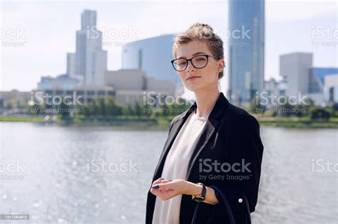 강변에 서 스마트 캐주얼웨어와 안경에 젊은 자신감 사업가 25 29세에 대한 스톡 사진 및 기타 이미지 25 29세 갈색