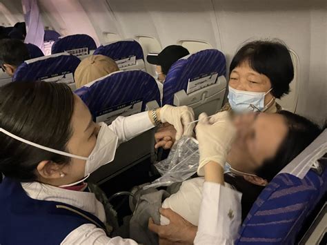 两名旅客同时突发疾病 万米高空乘务组紧急救治要闻新闻中心长江网cjncn