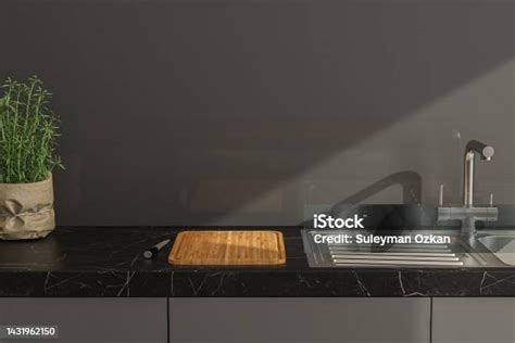 어두운 회색 부엌 디자인 인테리어의 세부 사항 현대 부엌 방의 빈 섬 또는 테이블 조리대 3d 렌더링 어두운 색에 대한 스톡 사진 및 기타 이미지 Istock