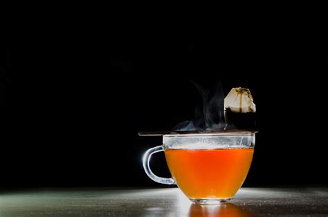 차 주입 유리 컵 텍스트를 작성하는 라벨이있는 검은 색 배경에 0명에 대한 스톡 사진 및 기타 이미지 0명 건강관리와 의술