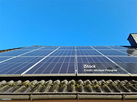 주거용 주택 옥상에서 청정 에너지를 생산하는 태양전지 패널 건물 외관에 대한 스톡 사진 및 기타 이미지 건물 외관 건설