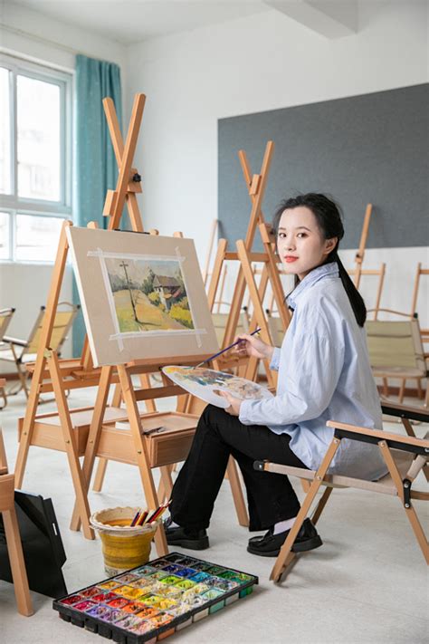 画室艺术绘画培训艺术生女生人物摄影图