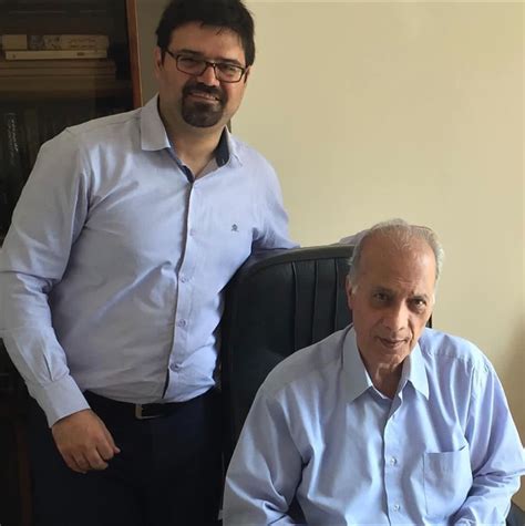 دکتر مرتضی زاهدی استادی بزرگوار دانا واخلاق مدار درمدتی که دراطاق